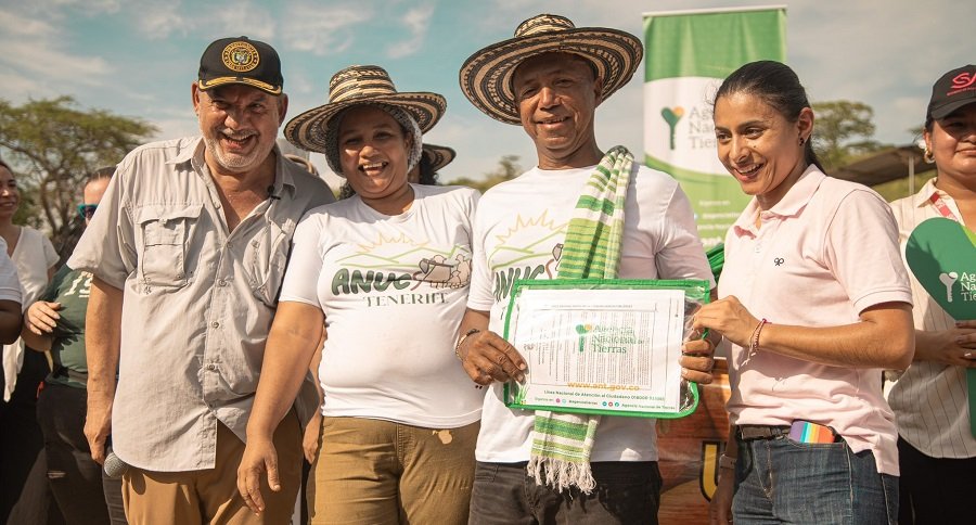 Campesinos de la Anuc se benefician con la entrega de títulos de ...